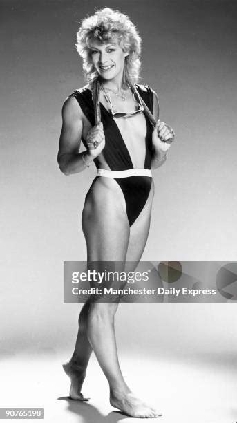 10 Hot Sexy Perri Lister Bikini Pics