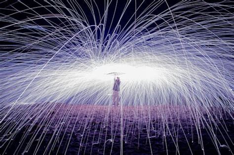 밤에 벵골 빛을 타는 행복 한 여자 · 무료 스톡 사진