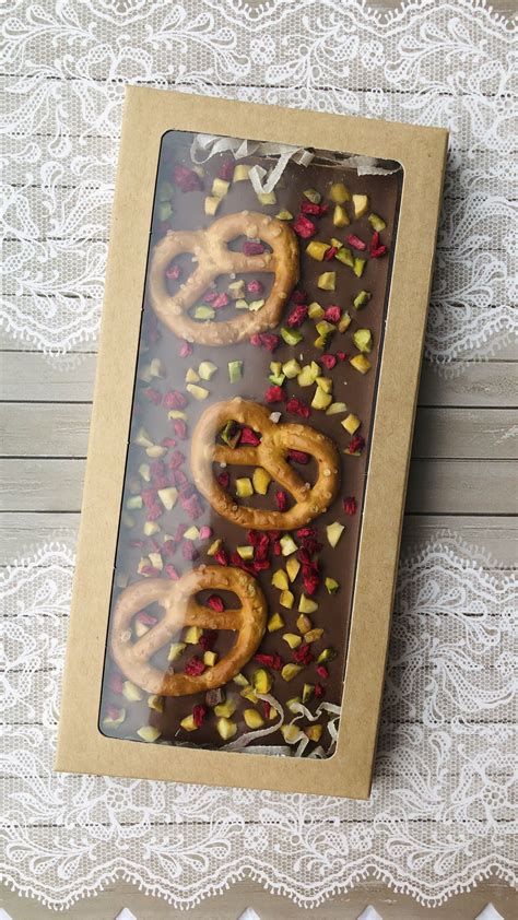 молочный шоколад с сублимированной малиной фисташкой и солеными крендельками Шоколад