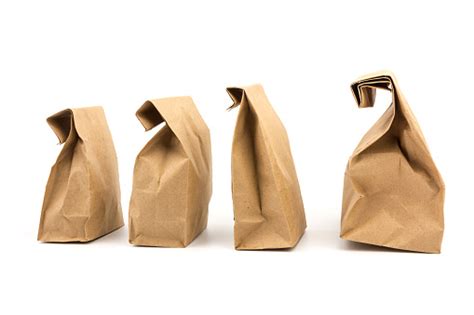 흰색 배경에 갈색 크래프트 종이의 종이 일회용 가방 플라스틱 포장거부 개념 디자이너 템플릿 비접촉식 제품 배달을위한 포장 0명에 대한 스톡 사진 및 기타 이미지 Istock