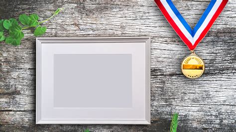 빈 그림 프레임 템플릿 사진 또는 그림 그림 아트 갤러리와 명예의 전당 수상 및 내부에 분리 벽 배경에서 금메달에 대 한 설정
