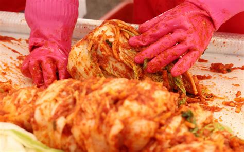 엄마가 혼자 담근 김장김치 맨입에 가져가 친정에 가져다주는 새언니