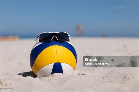 비치 발리볼 모래에 햇빛 푸른 하늘 아래 상단에 안경 게임 공 배구에 대한 스톡 사진 및 기타 이미지 배구 배구공 해변