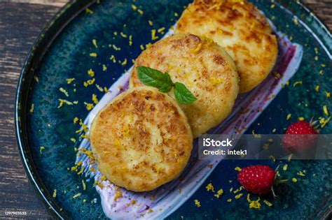 민트와 사워 크림 치즈 케이크 맛있는 디저트 우크라이나 음식 0명에 대한 스톡 사진 및 기타 이미지 0명 가정 주방 가정의 방 Istock