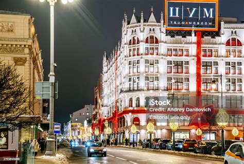 겨울 밤에 축제 분위기가 물씬 풍기는 빨간색과 흰색 휴일 장식과 조명이 켜진 거리가있는 모스크바의 Tsum 백화점 갈란드 장식품에 대한 스톡 사진 및 기타 이미지 Istock