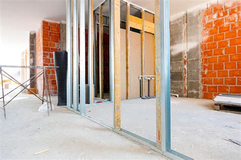 석고 보드 벽 프레임 수직 금속 및 목재 프로파일 장착 미완성 건물 진행 중 작업 0명에 대한 스톡 사진 및 기타 이미지 0명 가구 강철 Istock