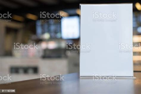 카페에서 흰색 레이블입니다 커피가 게에서 아크릴 텐트 카드 스탠드를 표시 합니다 테이블에 바 레스토랑 이랑 메뉴 프레임입니다 0명에 대한 스톡 사진 및 기타 이미지 Istock