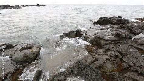 깨끗한 바다의 부서지는 파도 Stock Video Adobe Stock