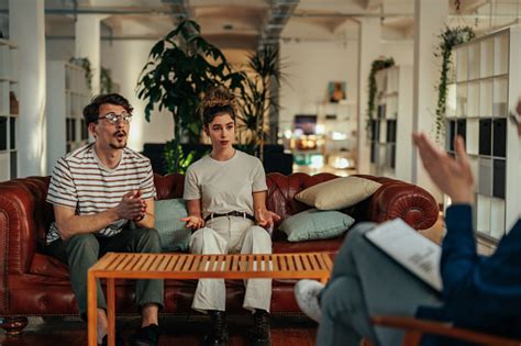 심리 치료사와의 세션 중 커플 20 24세에 대한 스톡 사진 및 기타 이미지 20 24세 25 29세 2명 Istock