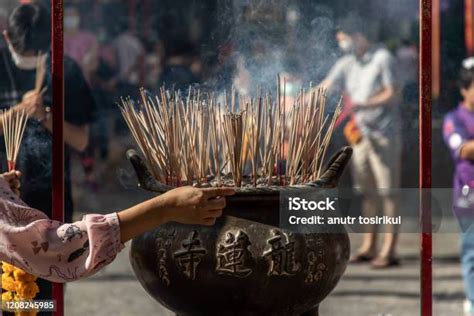 왓 망콘 카말라와트의 사원에서 향냄비에 흰 연기로 불타는 향 건물 외관에 대한 스톡 사진 및 기타 이미지 건물 외관 건축 검은색 Istock