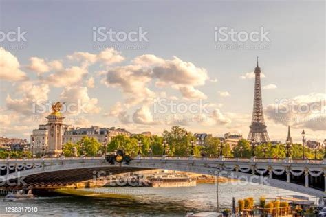 화창한 여름날 알렉산더 Iii 브리지와 에펠탑 파리 일 드 프랑스에 대한 스톡 사진 및 기타 이미지 파리 일 드 프랑스 센 강 에펠탑 Istock