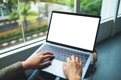 바닥에 앉아있는 동안 빈 화면으로 노트북 컴퓨터에서 일하고 입력하는 여성 개념에 대한 스톡 사진 및 기타 이미지 개념 공란 노트북 Istock