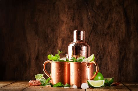 라임 얼음 생강 맥주 보드카 민트가 있는 구리 머그잔에 모스크바 뮬 칵테일 나무 배경 바 도구 부정적인 공간 Moscow