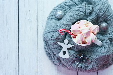 분홍색 마시멜로를 흰색 배경에 니트 스카프로 감싸고 있는 코코아 컵 크리스마스 배경 맨 위 보기입니다 공간을 복사합니다 0명에 대한 스톡 사진 및 기타 이미지 Istock