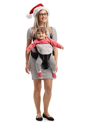 산타 클로스 모자를 쓴 어머니와 캐리어에 아기를 가지고 2명에 대한 스톡 사진 및 기타 이미지 2명 가득 찬 가족 Istock