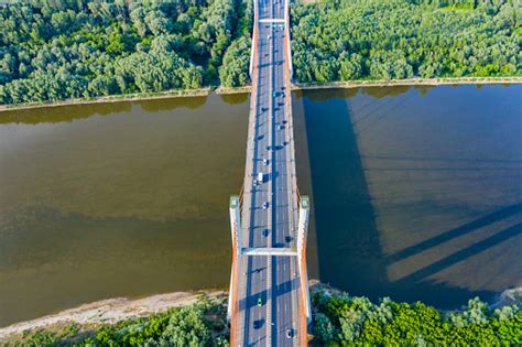 항공 무인 항공기 비행 아래로 고속도로 바쁜 도시 혼잡 시간의 보기 강에 대한 스톡 사진 및 기타 이미지 강 강철 건설