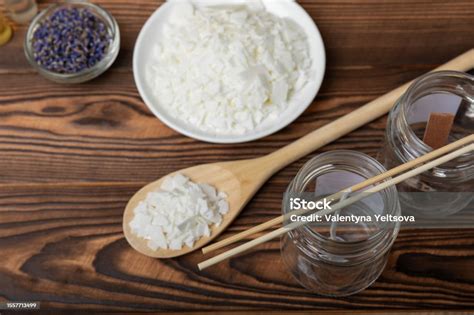 수제 양초 만들기 배경에 심지 콩 왁스 향수가 있는 유리병 Hobbydecor 요소입니다 텍스트를 위한 위치입니다 복사할 장소 Diy에 대한 스톡 사진 및 기타 이미지