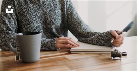 테이블에 앉아 공책에 글을 쓰는 여자 사진 Unsplash의 무료 편지 이미지