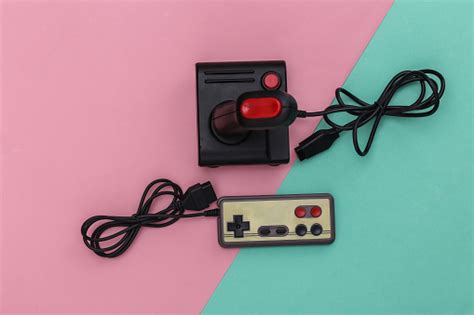 분홍색 파란색 배경에 상처 케이블유선 복고풍 게임 패드와 조이스틱 비디오 게임 게임 위쪽 보기 0명에 대한 스톡 사진 및 기타 이미지 Istock