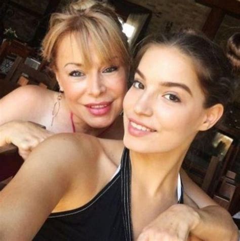 Красивата дъщеря на Мира Добрева пръска по 4 хилядарки за чанта вижте скъпото бижу Снимки