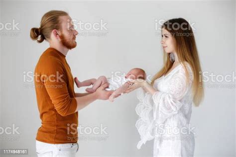 흰색 배경에 스튜디오에서 자신의 팔에 갓 태어난 아들과 행복한 젊은 부모 20 29세에 대한 스톡 사진 및 기타 이미지 20 29세 3 명 가족 Istock