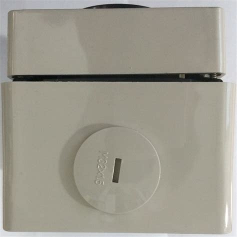 Sparkelec 4 Pin 10amp Round Surface Switched Socket Ip66 Agm