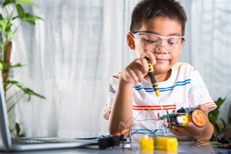 Asiatischer Junge Der Zu Hause Das Arduino Roboter Hausaufgaben