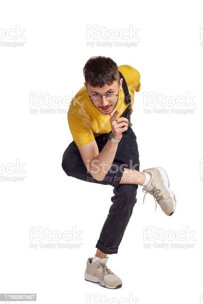 흰색 배경에 고립 된 스튜디오에서 춤추는 재미있는 남자의 전체 길이 초상화 T 셔츠에 대한 스톡 사진 및 기타 이미지 T 셔츠 갈색 머리 검은색 Istock