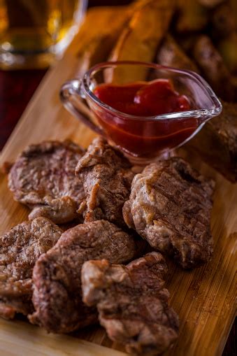 가벼운 맥주 한 잔과 함께 나무 보드에 빨간 소스와 감자를 곁들인 구운 스테이크 수직 방향 건강한 식생활에 대한 스톡 사진 및 기타 이미지 Istock