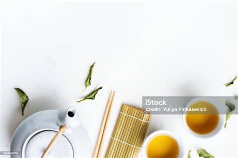 아시아 차 컨셉 흰색 배경에 마른 녹차 잎으로 둘러싸인 차와 찻주전자 두 잔 0명에 대한 스톡 사진 및 기타 이미지 0명 건강관리와 의술 다도 Istock