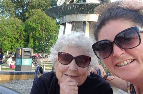 დედას ძალიან უყვარდა სისუფთავე მაგრამ თავად არ უყვარდა დალაგება ამიტომ ქალიშვილს ამუშავებდა