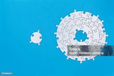 파란색 배경에 미완성 흰색 직소 퍼즐 조각 직소 퍼즐의 마지막 조각 공간을 복사합니다 지그소 퍼즐에 대한 스톡 사진 및 기타 이미지 지그소 퍼즐 개념 개체 그룹