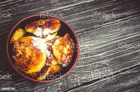 나무 배경 Syrniki에 접시에의 달콤한 치즈 팬케이크 우크라이나 및 러시아 요리입니다 코 티 지 치즈 음식입니다 상위 뷰