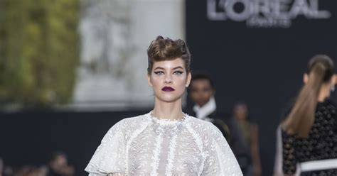 Barbara Palvin Défilé De Mode Loréal Paris Sur Lavenue Des Champs