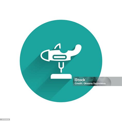 긴 그림자로 격리 된 놀이터 아이콘의 흰색 스윙 평면 비행기와 어린이 회전 목마 오락 아이콘 녹색 원 버튼입니다 벡터 가루로 빻은에 대한 스톡 벡터 아트 및 기타 이미지