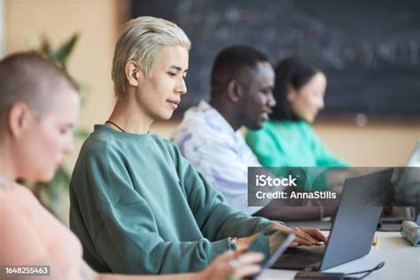 Fokus Pada Siswa Lakilaki Muda Asia Atau Programmer Yang Menggunakan Laptop Foto Stok Unduh