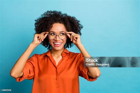 매력적인 쾌활한 물결 모양의 머리 소녀 전문가 터치 스펙 생각 복사 공간 고립 밝은 파란색 배경 위의 초상화 20 24세에 대한 스톡 사진 및 기타 이미지 Istock