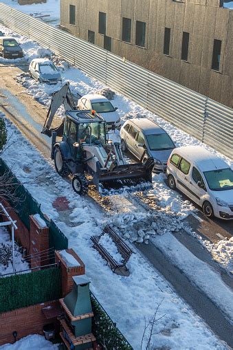 화창한 날에 눈과 얼음 거리에서 눈을 제거하는 눈 쟁기의 절정보기 0명에 대한 스톡 사진 및 기타 이미지 0명 12월 1월 Istock