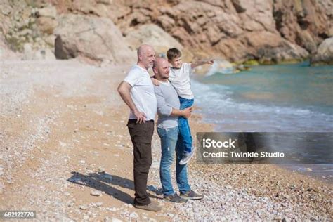 할아버지 아버지와 함께 시간을 즐기는 휴가에 바위 해변에 아들의 가족 3 명에 대한 스톡 사진 및 기타 이미지 3 명 가족 남성 Istock