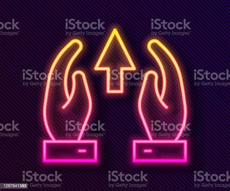 빛나는 네온 라인 성장 차트와 검은 배경에 고립 된 사람들 군중 아이콘의 진행 화살표 금융 성공의 사업가 벡터 0명에 대한 스톡