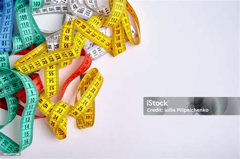 밝은 배경에 여러 가지 색상의 측정 테이프 길이와 부피를 측정하기 위한 도구 봉제 생산 또는 인체의 부피를 측정하기 위한 테이프