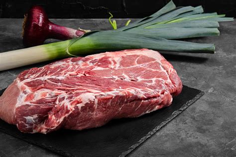 야채와 회색 배경에 슬레이트 접시에 돼지 고기 안심 갓 고기 복사 공간 식료품점 사진 0명에 대한 스톡 사진 및 기타 이미지