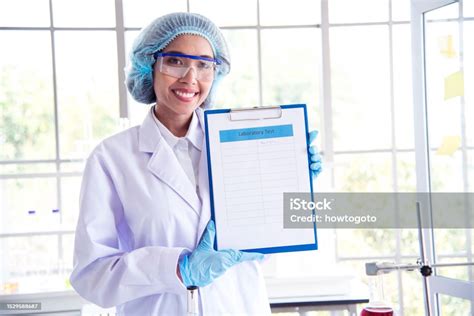 초상화 아시아 여성 과학자 실험실 배경 여성 연구 병리학자 임상의 전문가 의학 화학자 의학 실험실에서 여성 전문 과학자 초상화 행복 생물학 실험실 여성 25 29세에 대한