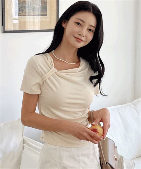 [1 1 신상특가 여리무드제조기💖] 로메이 언발 셔링 반팔 티셔츠 에이블리