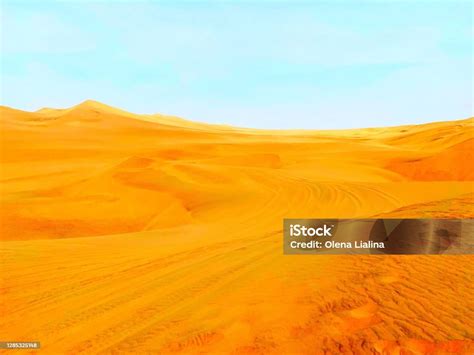 황금 평화로운 사막 고독 풍경과 명상 자연 건조 건조한 뜨거운 기후 태양과 하늘에서 푸른 맑은 하늘에 대한 사막의 노란색 오렌지