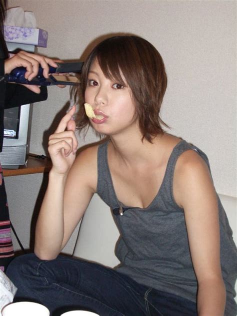 【画像】貧乳の女の子がちょっと大きめの服を着て前屈みになってブラやおっぱいを見せてる画像なんて貼ってないからな！ 来て見て読んで！あかさたなんj