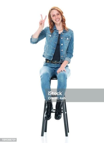 전면보기 카메라 1 인 전체 길이 2029 세 성인 아름다운 빨간 머리 백인 여성 젊은 여성이 앉아 웃고있는 행복 쾌활한 웃음