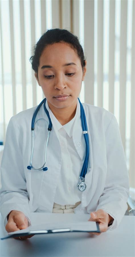 有关x光 X射线 X射线分析 临床回顾 临床环境 临床评估 体检 健康 健康检查 健康诊断 医学影像 医师 医患互动 医护人员 医生 医疗专业人员 医疗保健分析