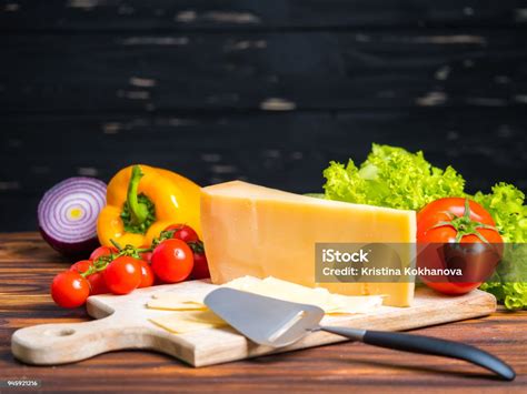 파 르 마 치즈 신선한 체리 토마토 상 추 노란 불가리아 파프리카 고추 붉은 양파 나무 보드 커팅 야채 칼입니다 야채에서 맛 있어 정 0명에 대한 스톡 사진 및 기타 이미지