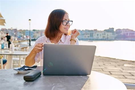 야외 레스토랑에서 노트북으로 커피 한 잔을 마시는 아름다운 비즈니스 여성 40 49세에 대한 스톡 사진 및 기타 이미지 40 49세 45 49세 경영자 Istock